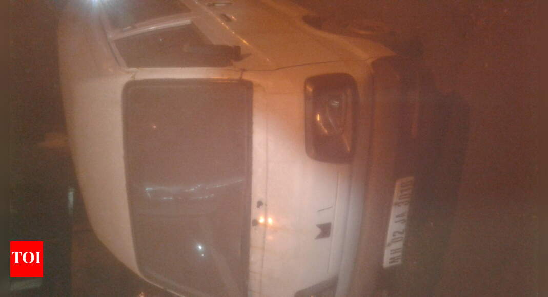 SCRAP CAR BLOCKING ROAD - Times of India