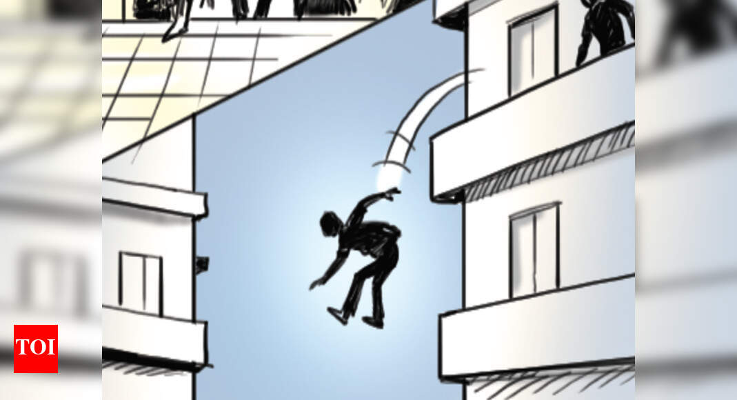Jumping: Man jumps off building to evade police during raid in Delhi ...
