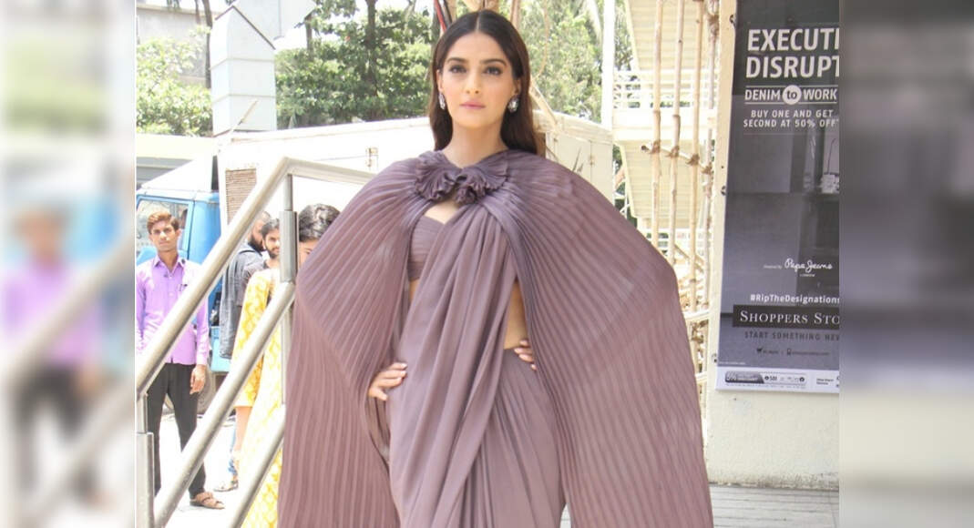 Celeb-approved ways to wear a cape this season :::Misskyra
