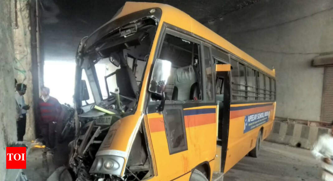 Noida: 16 children among 18 injured as school bus collides with pillar ... Noida: 16 children among 18 injured as school bus collides with pillar ...
