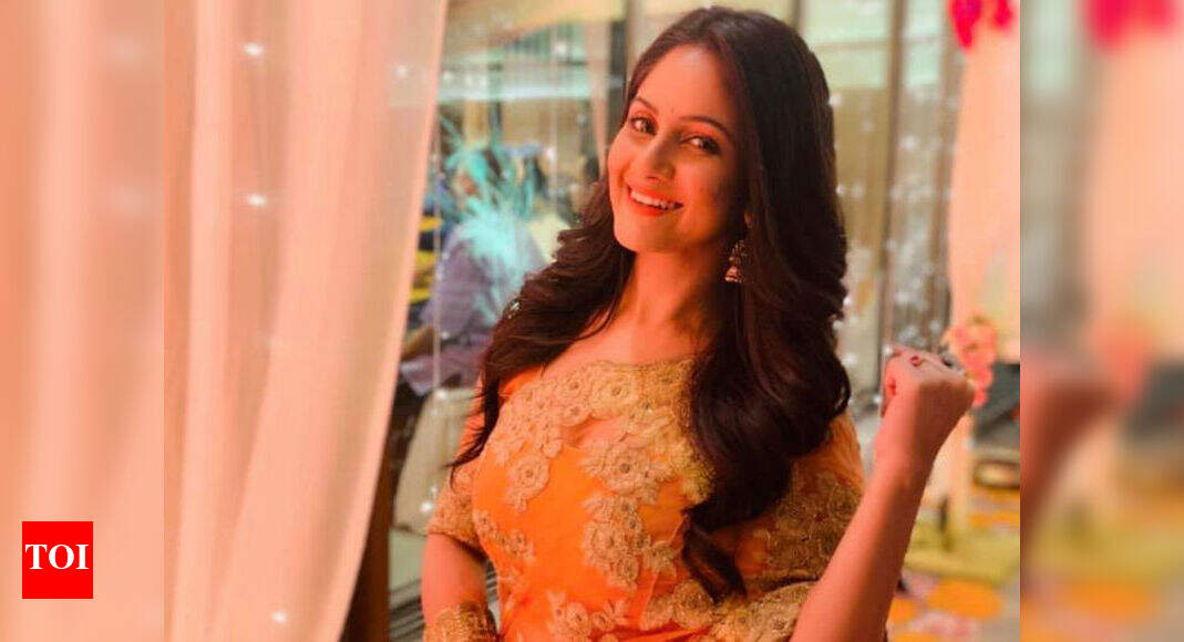 Actress Trina Saha steals the show with her desi avatar; Take a look ...