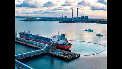Oil spill clean-up delays docking of four vessels at Ennore port ...