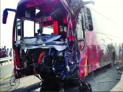 12 hurt as private bus rams divider on Agra-Lucknow expressway | Agra News - Times of India