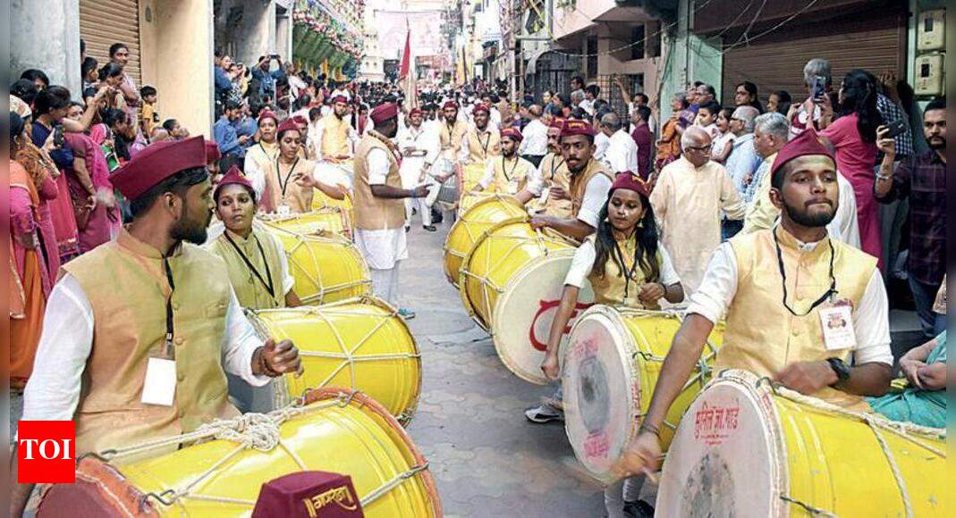 Thousands turn up to attend Lord Narsinhji’s procession | Vadodara News ...