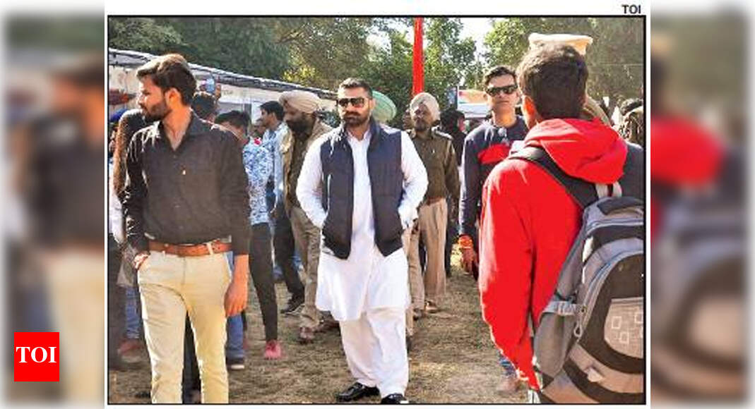 Congress Leaders Demand Arrest Of Sahdev Salaria: Congress leaders ...