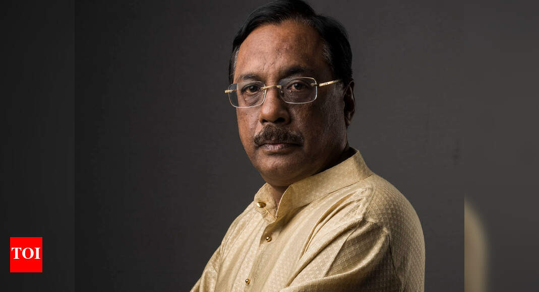 An engaging session between Pavan Varma and Ashis Ray at the Times ...