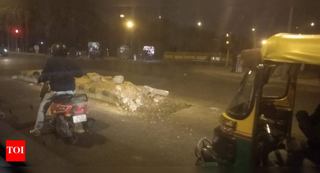 No warning on central verge - Times of India