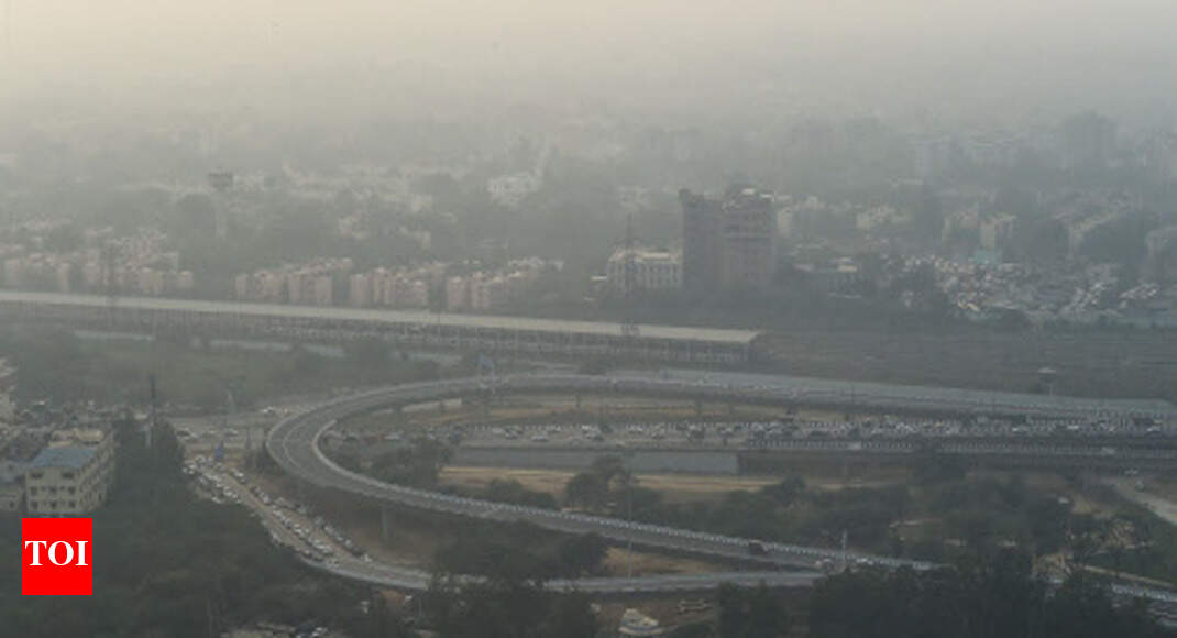 Thick haze engulfs Delhi, air quality 'severe' in eight areas | Delhi ...