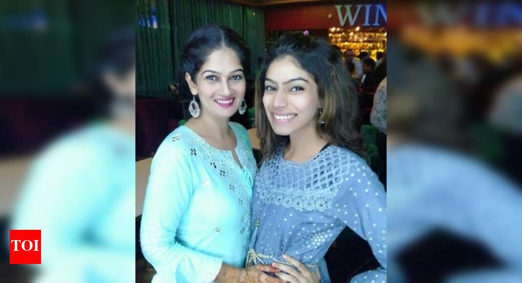 This is what makes Resham Tipnis a bindaas mom | Marathi Movie News ...