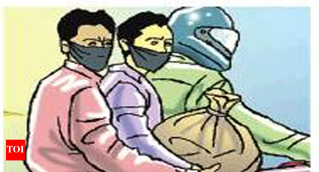 3 armed goons rob salesman: 3 armed goons rob salesman of Rs 5.36 lakh ...