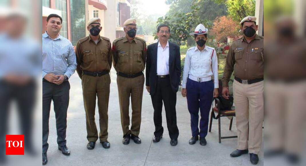 Gurugram Traffic Police gets N-95 masks to combat pollution | Gurgaon ...