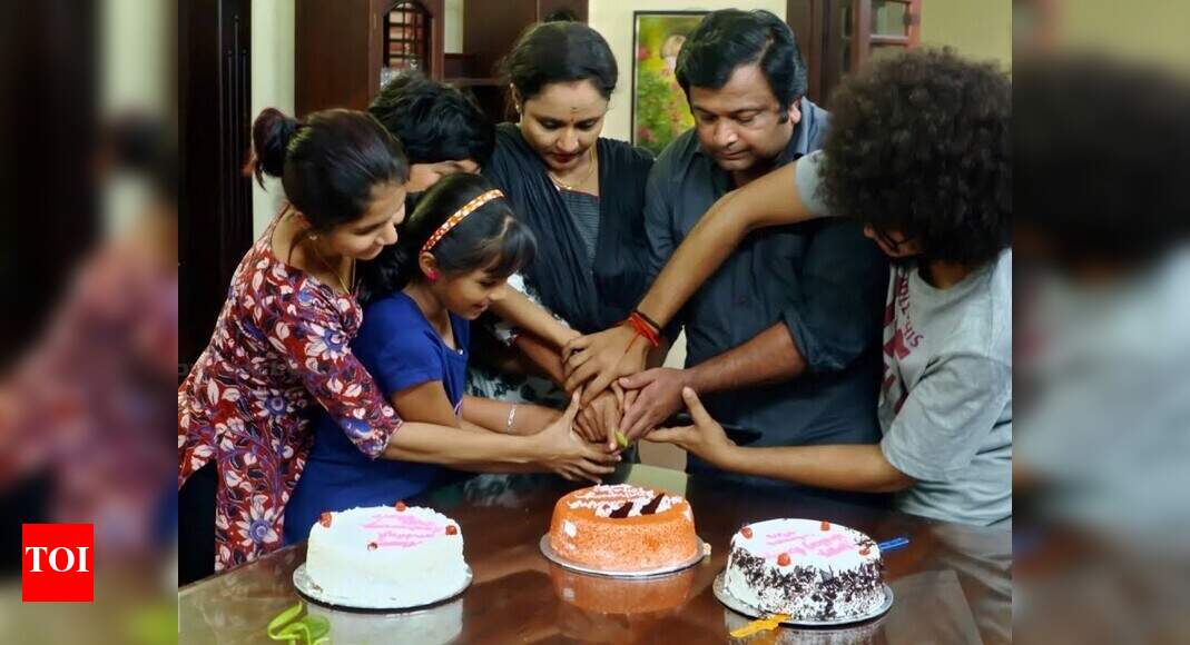 Uppum Mulakum: Balu and Neelu celebrate their wedding anniversary - Times of India