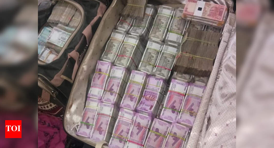Rs 25 crore in unaccounted cash found in 39 locker | Delhi News - Times ...
