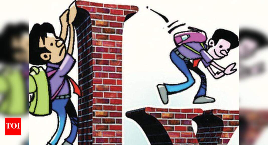 Students bunk classes, cops herd them back | Thiruvananthapuram News ...