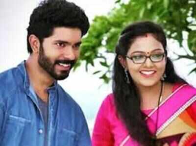 Kasthooriman: Jeeva turns singer for Kavya - Times of India