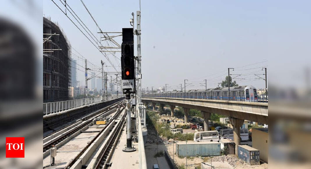 Snag hits Delhi Metro's Blue Line for second consecutive day, commuters ...