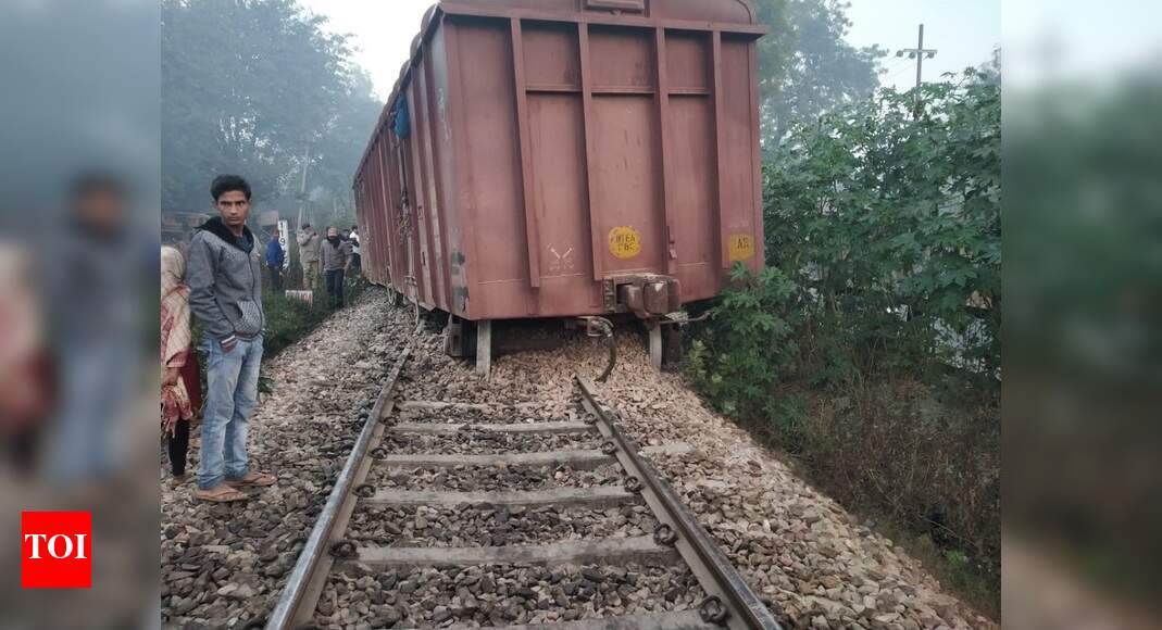 UP: Goods train derails in Farrukhabad, rail traffic affected | Agra ...