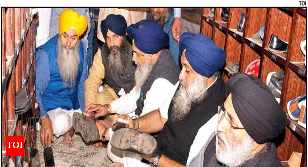 Badal prayers: Badals lead SAD in seeking forgiveness at Akal Takht | Amritsar News - Times of India
