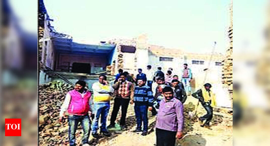 Three injured after dilapidated structure collapses | Agra News - Times ...