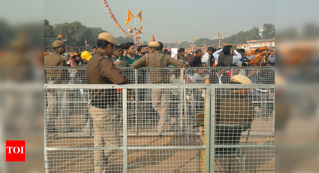 Thousands gather at Ramlila Maidan to push for Ram Temple | Delhi News ...