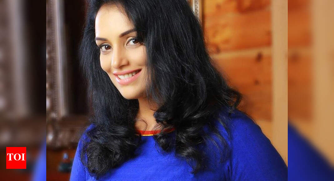 Shweta Menon and her 'Tharapadham' moment, mid-air | Malayalam Movie ...