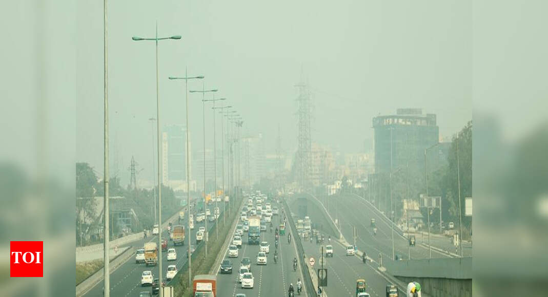 Fog triggers e-way pile-ups, six injured | Gurgaon News - Times of India