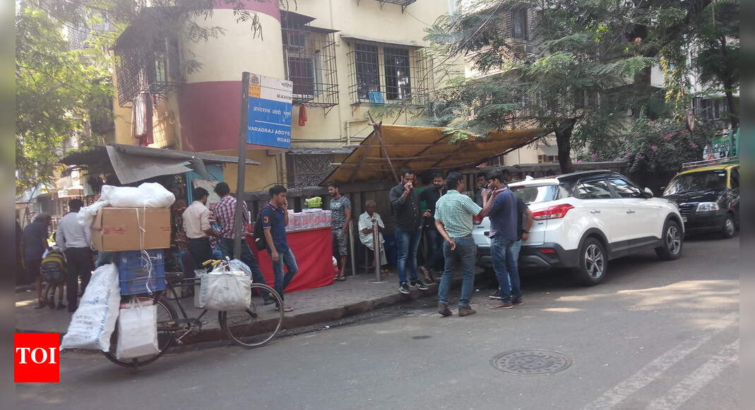 FOOTPATH CAPTURED BY SANDWICH & TEA STALL - Times of India