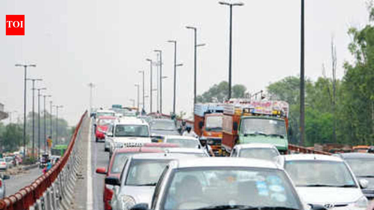 Delhi: Flyover that took 20 years is now a threat to pedestrians