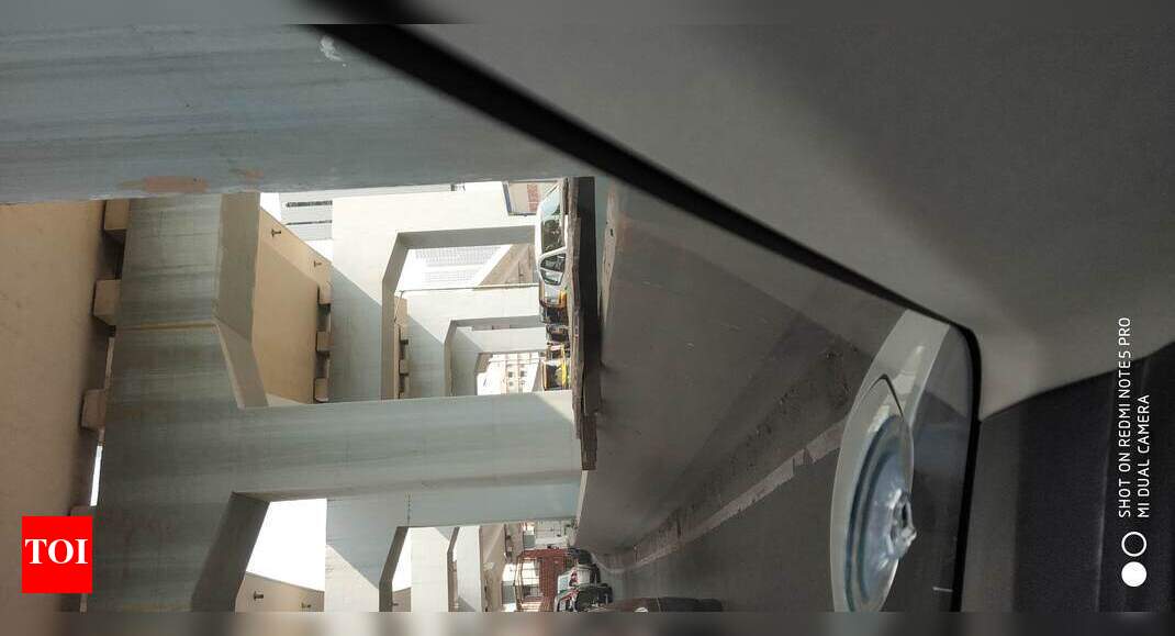 Wooden stand on Mrinal Tai flyover. - Times of India