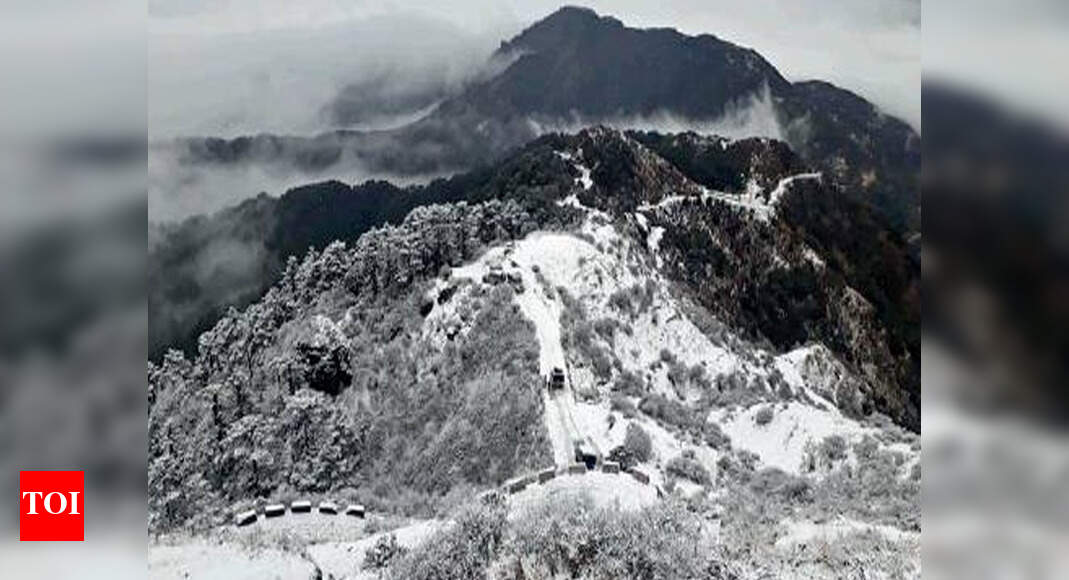 Tourists thrilled as Sandakphu wakes up to season’s 1st snowfall ...