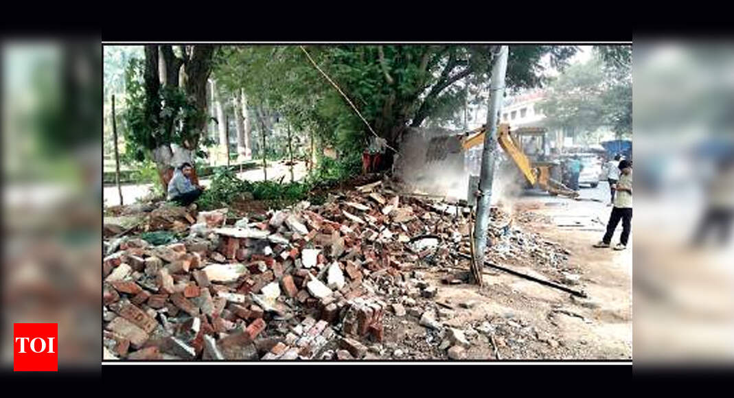 Bandra garden shrinks to make way for wider road | Mumbai News - Times ...