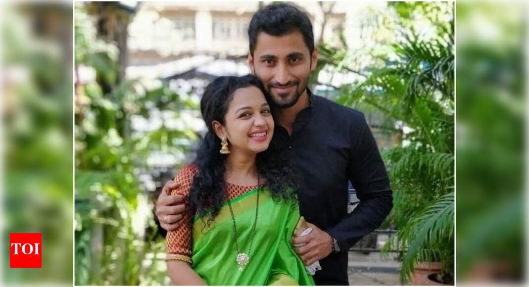 Actors Rashmi Anpat and Ameet Khedekar celebrate their 5th wedding ...