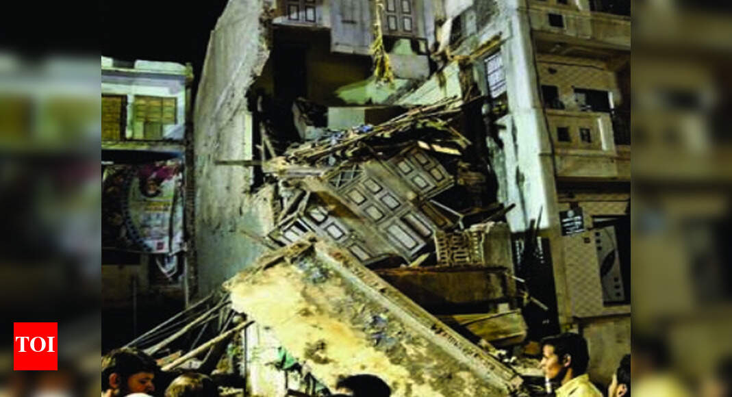 40-year-old building collapses in Mahidharpura | Surat News - Times of ...