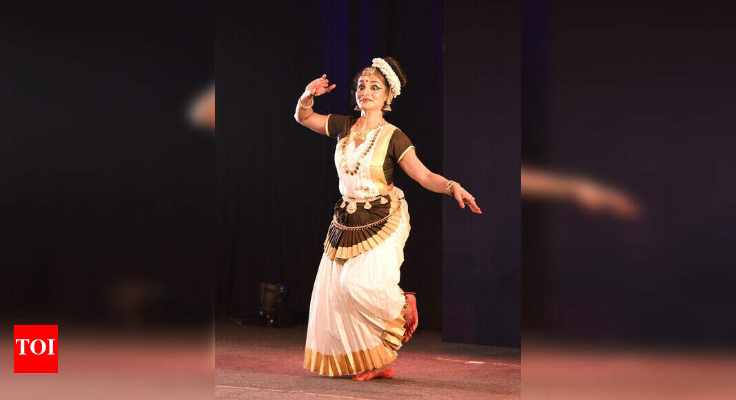 Sopanam style Mohiniyattam by Sithara Balakrishnan | Events Movie News ...