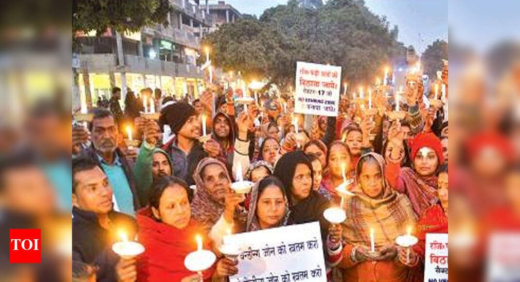 Sector 17 vendors hold candlelight protest | Chandigarh News - Times of ...