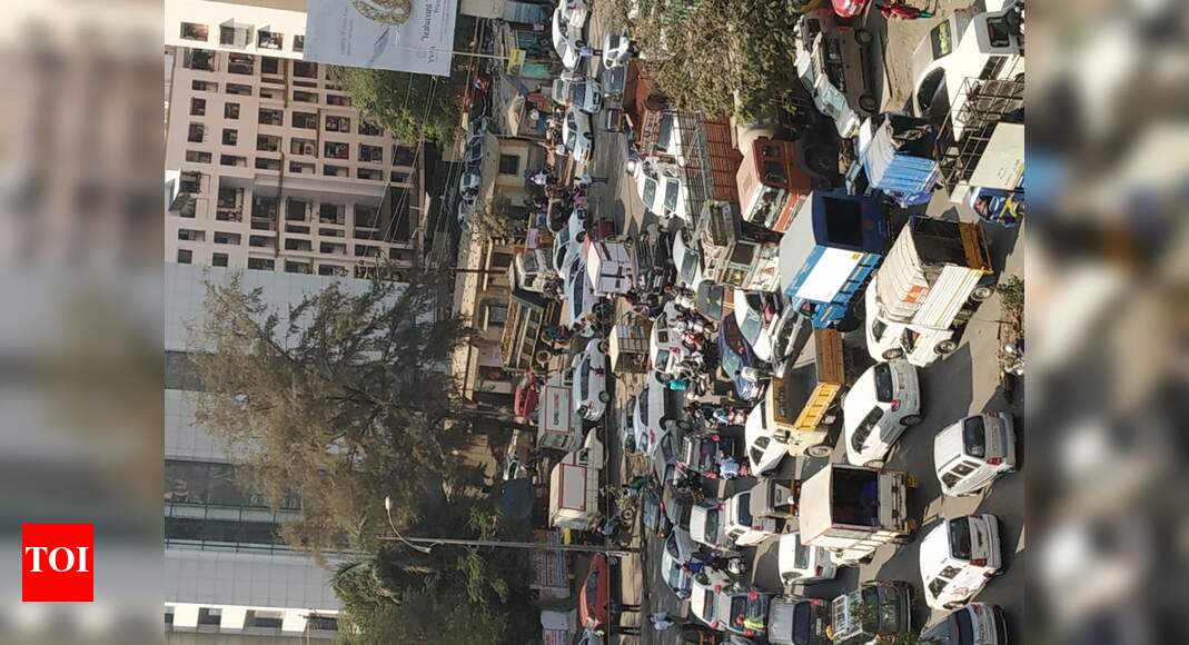 Traffic in Anand Nagar signal , Thane - Times of India