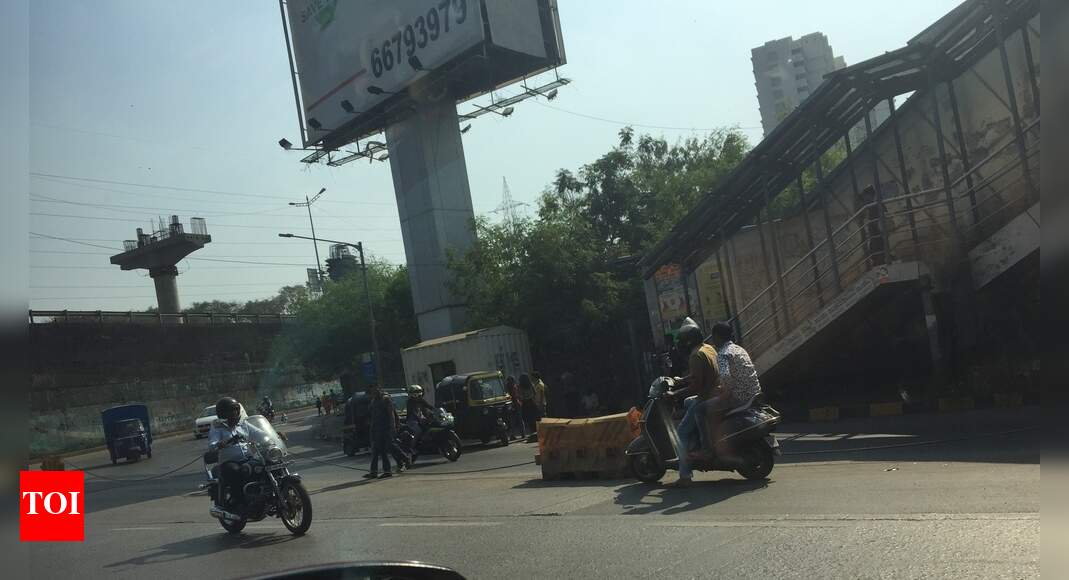 Violations in front of Traffic Police - Times of India