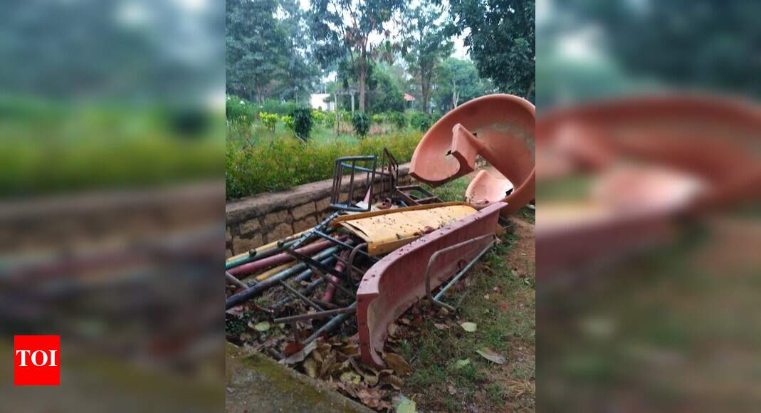 Unsafe Children's playing area in Park - Times of India
