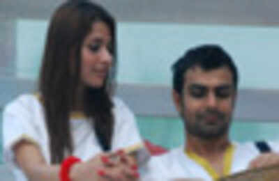 Bigg Boss: Ashmit consoles Sara! - Times of India