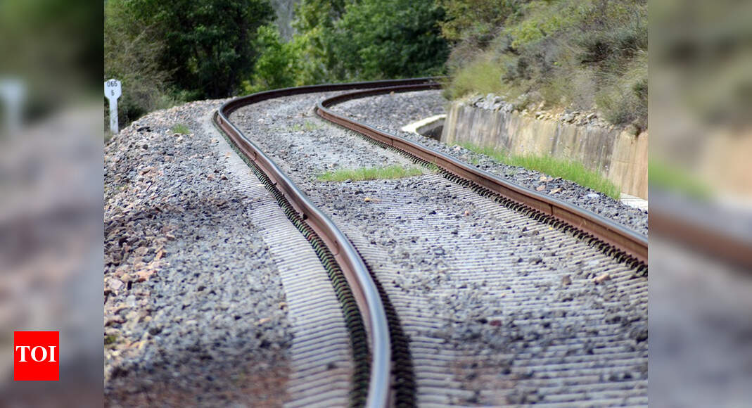 Woman jumps with kid in front of train, saved | Mumbai News - Times of ...