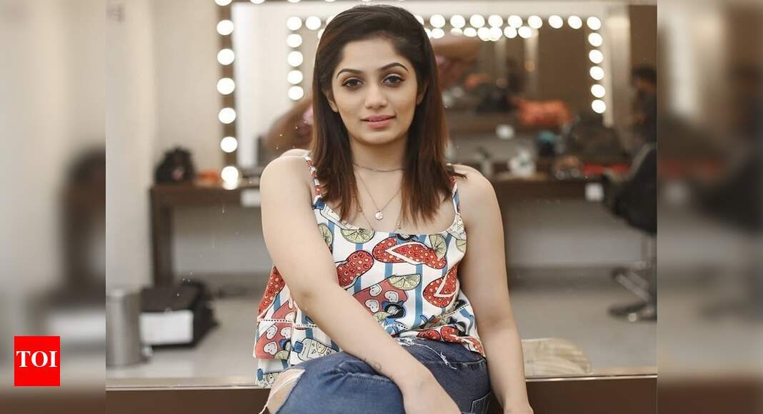 TV show host Arya proudly announces single parenthood - Times of India