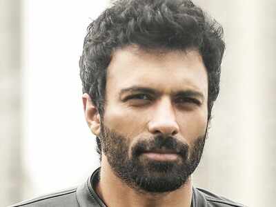 Tony Luke plays a geeky scientist in Prithviraj's Nine | Malayalam ...