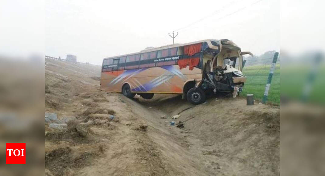 Bus falls into trench, 7 injured on Agra-Lucknow expressway | Agra News - Times of India