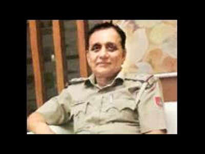 On the run for five days, cop gives himself up - Times of India
