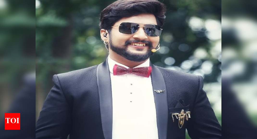 Niranjan Deshpande shares a candid photo; see post - Times of India