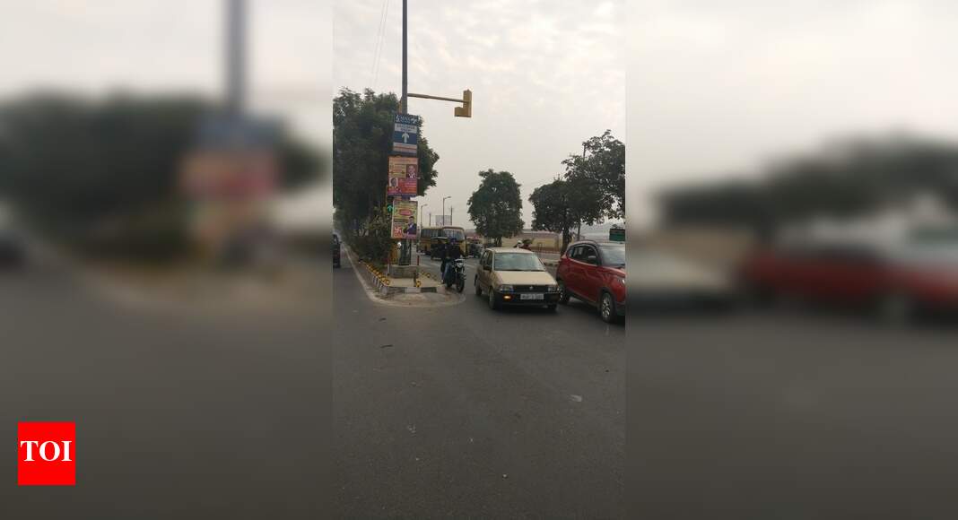Hoarding in front of traffic signal - Times of India