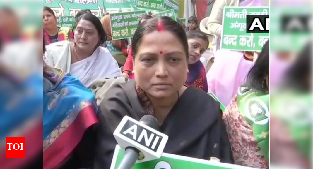 Paswan's daughter stages sit-in against his 'angootha chhap' jibe ...