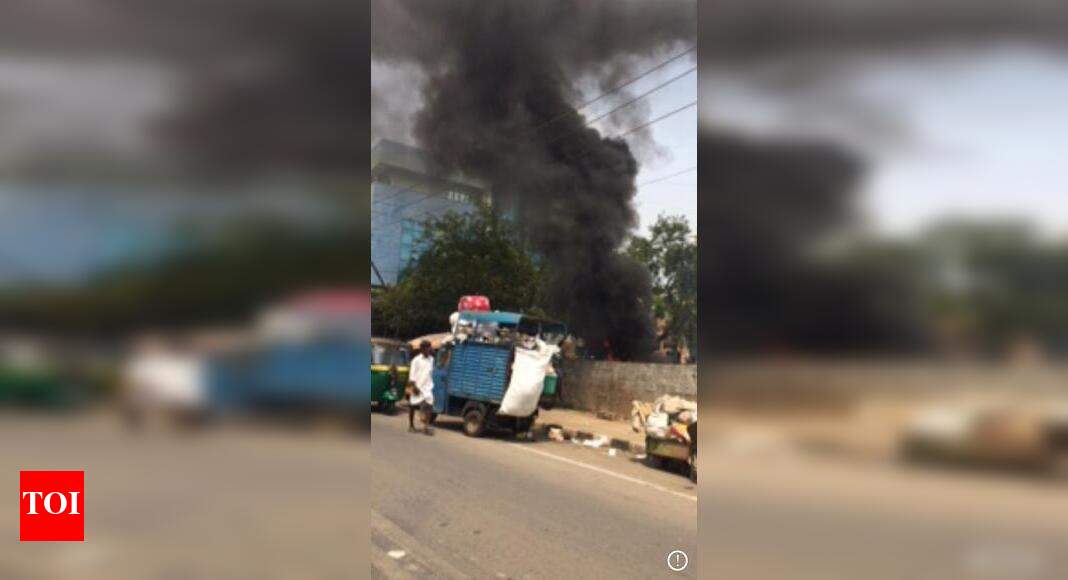 BBMP vans dumping and burning garbage - Times of India