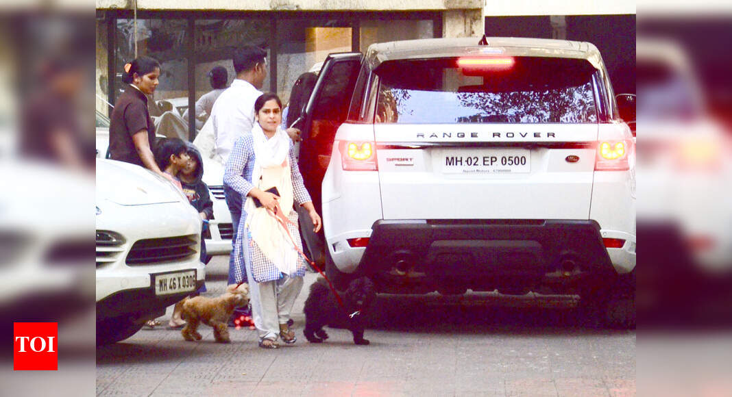 Watch: AbRam Khan enjoys his play-time with buddy Yohan Khan | Hindi ...