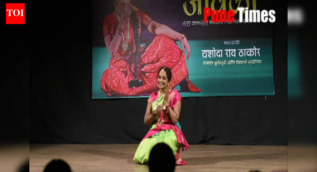 Yashoda Thakor performing at Jyotsna Bhole Sabhagruha